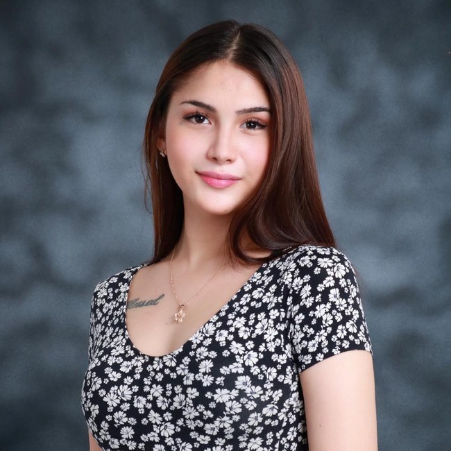 Kecantikan Wanita Ini Bikin Pria Terpesona, Tapi Foto Masa Lalunya Mengejutkan