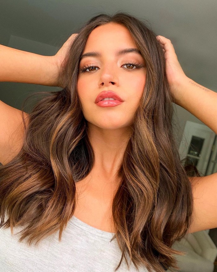 Isabela Merced si Dora The Explorer Versi Seksi