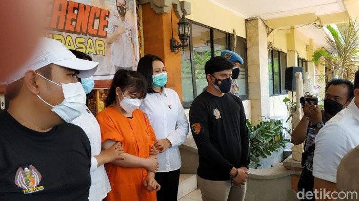 Penampakan Selebgram RR Si Kuda Poni yang Live Bugil-Masturbasi di Bali Penampakan Selebgram RR Si Kuda Poni yang Live Bugil-Masturbasi di Bali