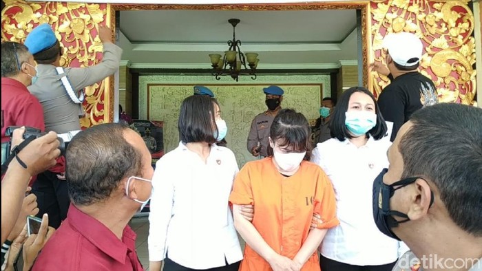 Penampakan Selebgram RR Si Kuda Poni yang Live Bugil-Masturbasi di Bali Penampakan Selebgram RR Si Kuda Poni yang Live Bugil-Masturbasi di Bali