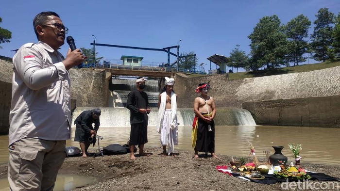Melihat Tradisi Ruwatan Sungai di Karawang