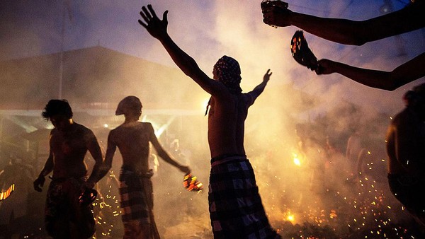 Mengusir Petaka Lewat Ritual Perang Api di Gianyar Bali