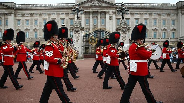 Tahu Nggak, Ini Alasan Penjaga Istana Inggris Pakai Topi Bulu Tinggi