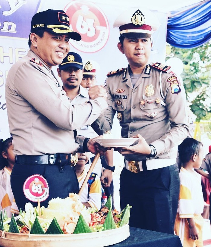 Gaya Santai Ega Prayudi, Putra Tukul Arwana saat Makan di Restoran Mewah Gaya Santai Ega Prayudi, Putra Tukul Arwana saat Makan di Restoran Mewah