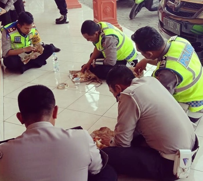 Gaya Santai Ega Prayudi, Putra Tukul Arwana saat Makan di Restoran Mewah Gaya Santai Ega Prayudi, Putra Tukul Arwana saat Makan di Restoran Mewah