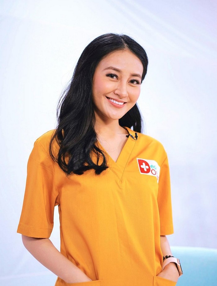 Pesona Dokter Alexandra Clarin Hayes, Buka Klinik Tendean