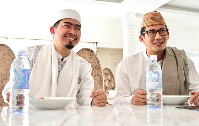 Begini Gaya Gaul Ustaz Solmed saat Liwetan dan Makan Seafood