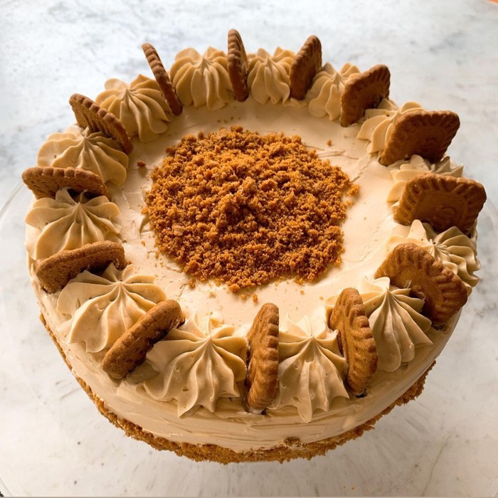 Sherrin Tharia Putuskan Lepas Hijab, Ini Pose Asyiknya Hangout di Kafe