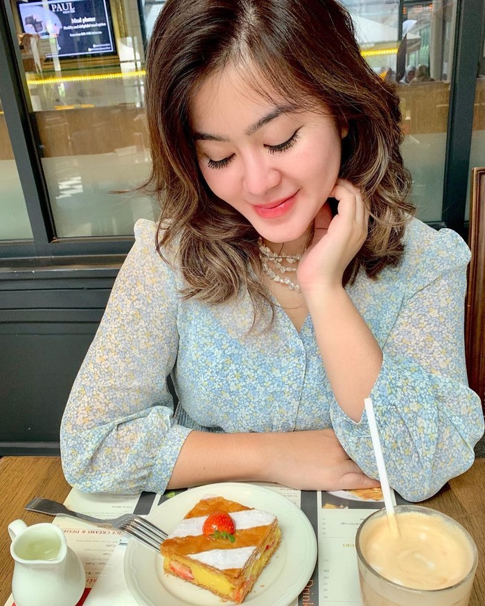 Sherrin Tharia Putuskan Lepas Hijab, Ini Pose Asyiknya Hangout di Kafe