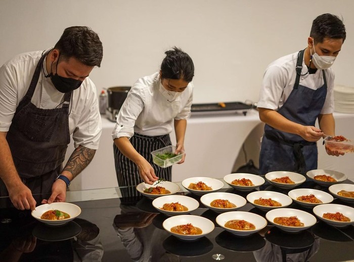 10 Pesona Chef Renatta Saat Asyik Memasak di Dapur