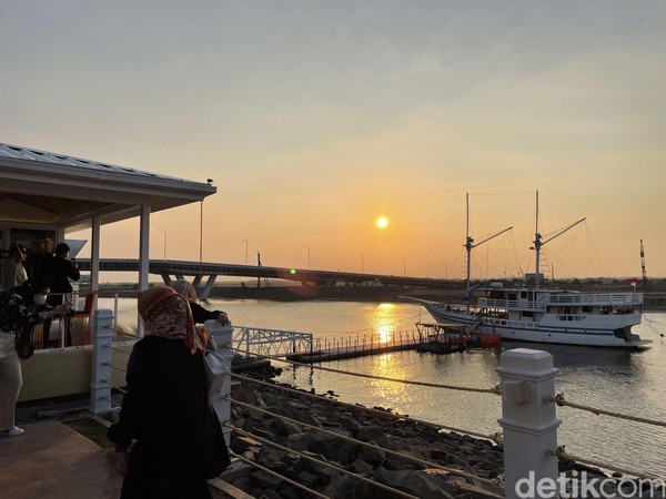 Potret Sunset di Tempat Hits ala Korea di Teluk Jakarta