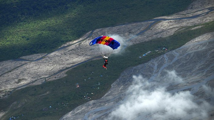 Detik-detik Atlet Terjun Payung Beraksi di Udara