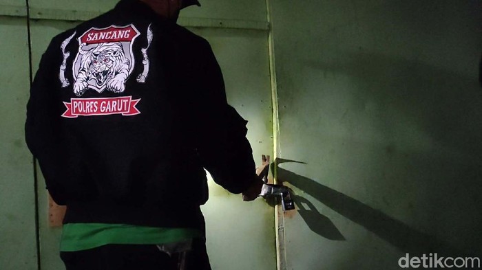 Warung di Garut yang Jadi 'Bunker Miras' Digerebek Polisi Warung di Garut yang Jadi 'Bunker Miras' Digerebek Polisi