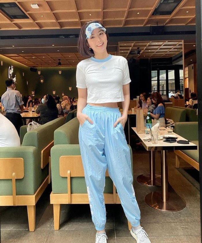 10 Potret 'Crazy Rich' Agnes Jennifer Saat Hangout di Kafe