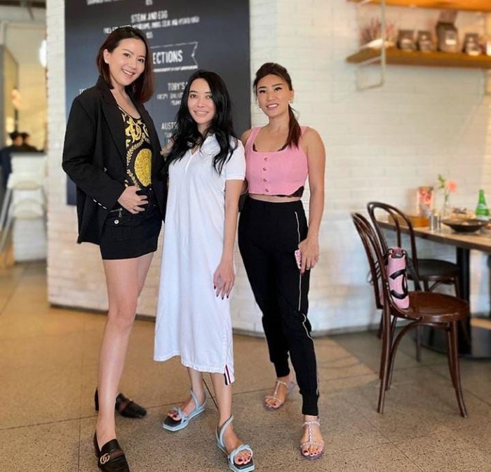 10 Potret 'Crazy Rich' Agnes Jennifer Saat Hangout di Kafe