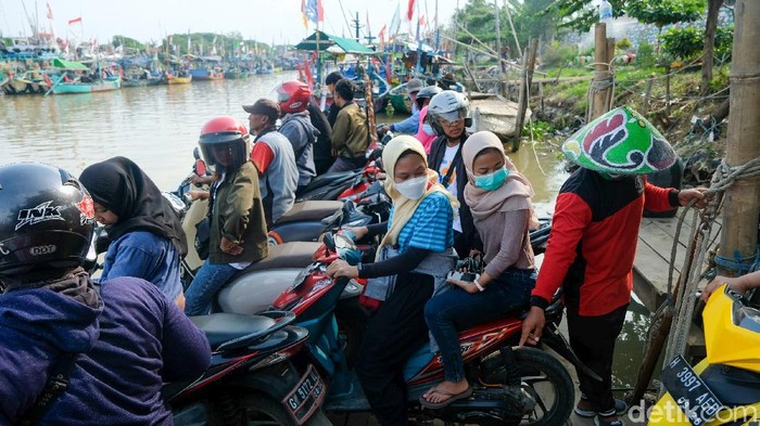 Tak Ada Jembatan, Getek pun Jadi Alat Menyeberang Warga Kendal