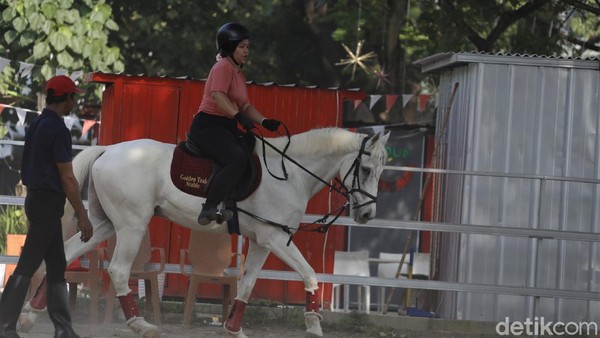 Asyiknya Berkuda Saat Akhir Pekan