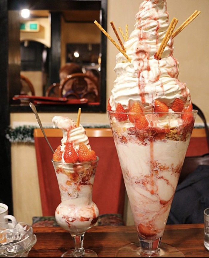 Wow! Parfait Jumbo yang Manis Enak Ini Beratnya Sampai 3 Kg