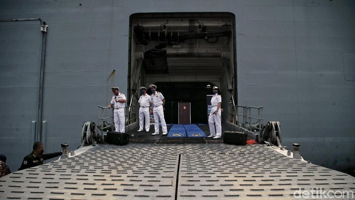 Kapal Perang Terbesar Australia TIba di Jakarta