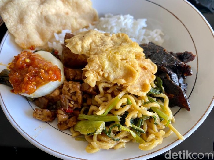 Sarapan Pecel Rawon Khas Banyuwangi yang Uenak Poll!