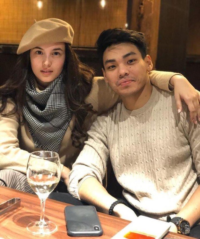 Momen Romantis Rob Clinton dan Chelsea Islan Saat Ngopi Berdua