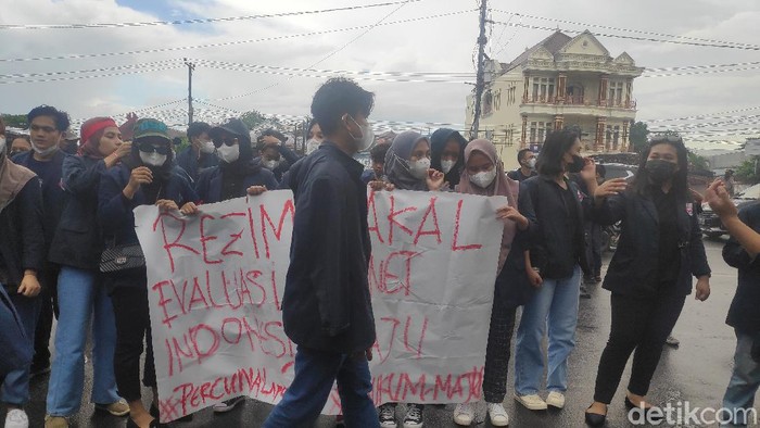 Potret Demo di Makassar, Mahasiswa Bakar Ban-Siswa Konvoi Potret Demo di Makassar, Mahasiswa Bakar Ban-Siswa Konvoi