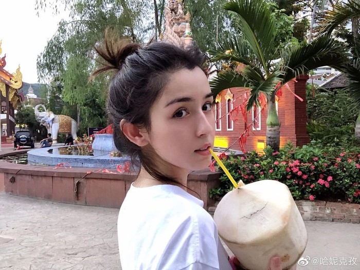 Hanikezi, Artis Uighur Cantik yang Doyan Hot Pot dan Es Kelapa