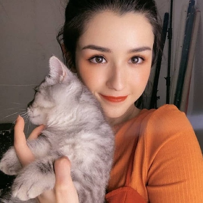 Hanikezi, Artis Uighur Cantik yang Doyan Hot Pot dan Es Kelapa