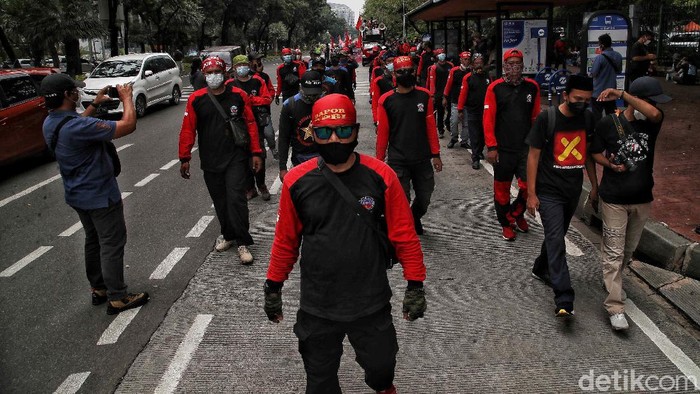 Hari Sumpah Pemuda, Iron Man-Kamen Rider Demo Bareng Buruh di Jakarta Hari Sumpah Pemuda, Iron Man-Kamen Rider Demo Bareng Buruh di Jakarta