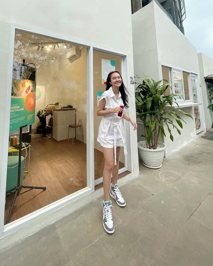 Cantiknya Bella Sant, Top 20 Miss Intercontinental 2021 yang Suka Ngopi