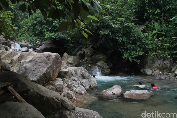 Potret Curug Barong Bogor yang Masih Sepi Pengunjung