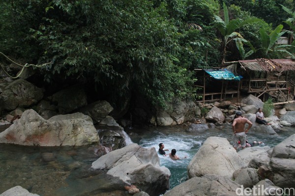 Potret Curug Barong Bogor yang Masih Sepi Pengunjung