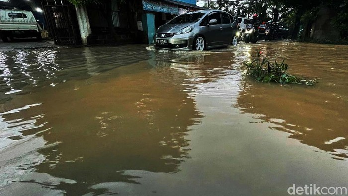 Hujan Lebat, Jalan Penghubung Jakarta Timur-Bekasi Terendam
