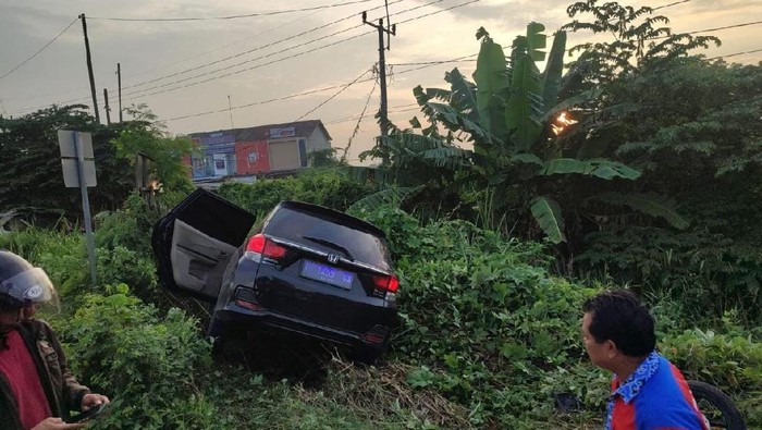 Pemotor di Karawang Tewas Masuk Parit Usai Diseruduk Mobil Pemotor di Karawang Tewas Masuk Parit Usai Diseruduk Mobil