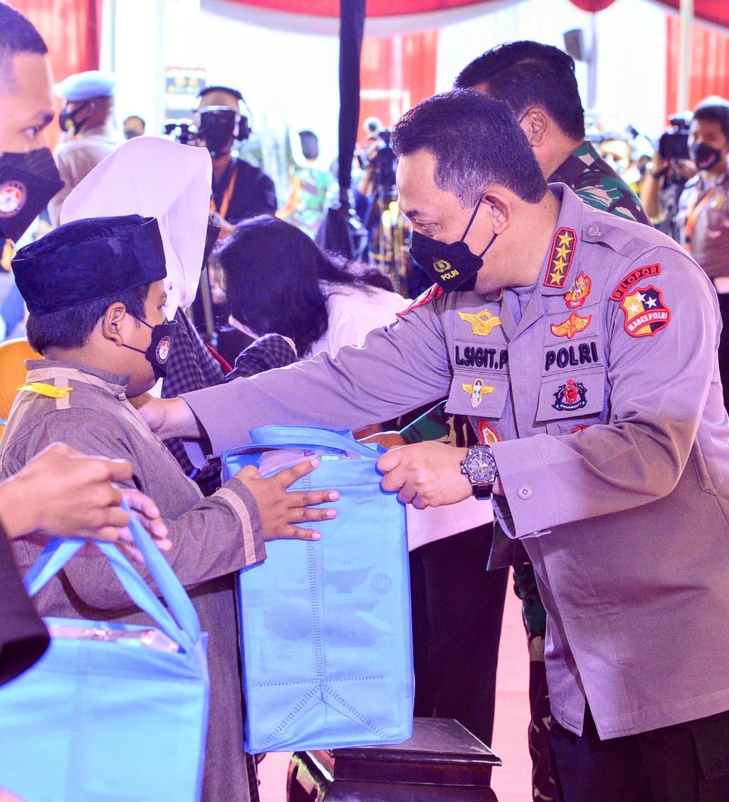 Kapolri Beri Dukungan Psikososial ke Anak-anak Terdampak COVID-19 Kapolri Beri Dukungan Psikososial ke Anak-anak Terdampak COVID-19