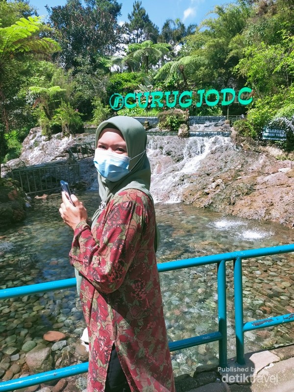 Berendam Air Hangat di Curug Jodo Sari Ater Subang