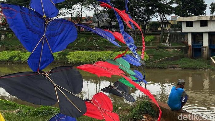 Berharap Untung dari Layangan Hias