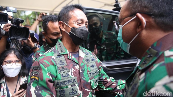 Acungan Jempol Jenderal Andika Usai Disetujui DPR Jadi Panglima TNI Acungan Jempol Jenderal Andika Usai Disetujui DPR Jadi Panglima TNI