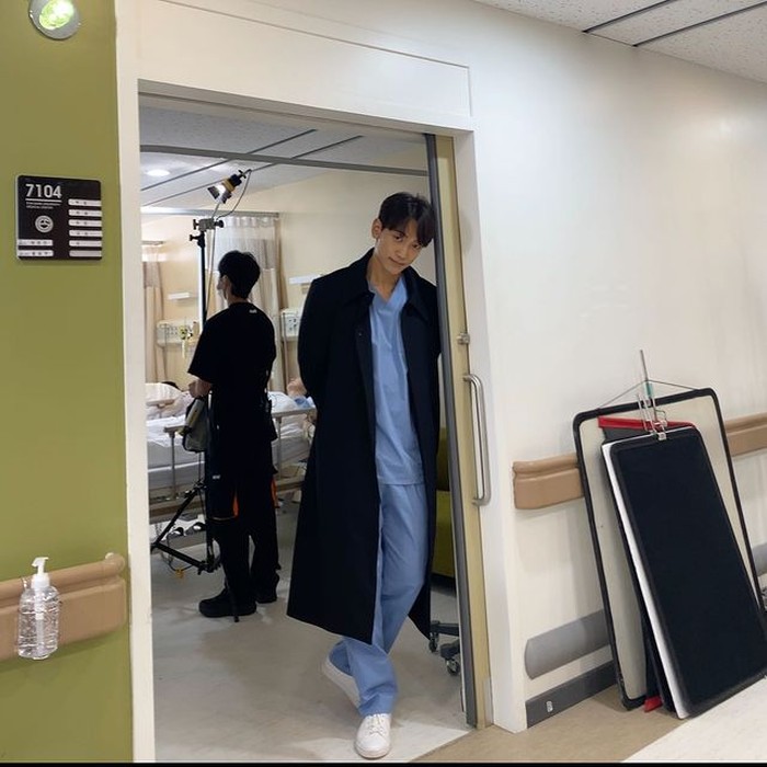 Persiapan Rain Buat Jadi Dokter di Ghost Doctor