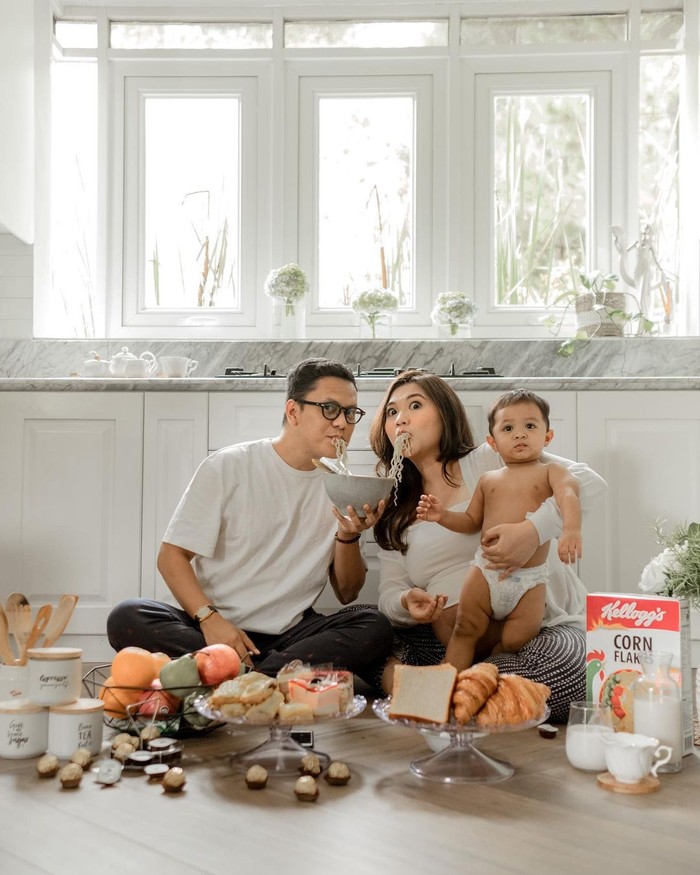 Potret Arief Muhammad Saat Makan Burger dan Ngeriung di Warung Makan