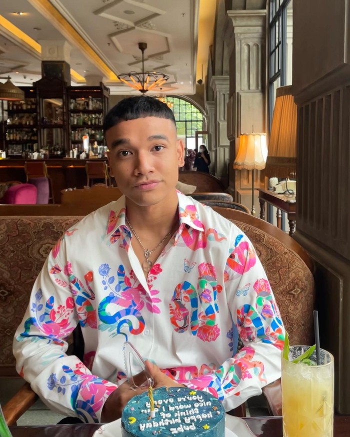 Pose Keren Fadly Faisal Saat Nongkrong di Gerai Pizza