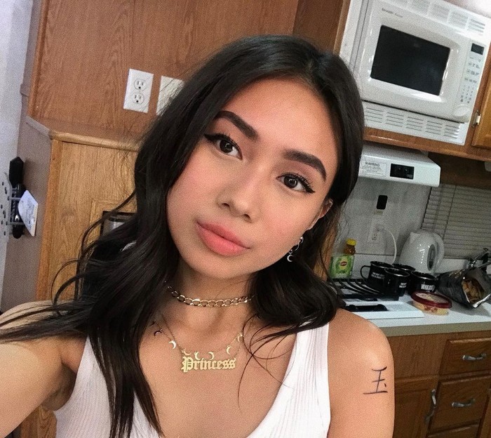 NIKI, Penyanyi Indonesia di AS yang Hobi Pose Cantik Saat Minum