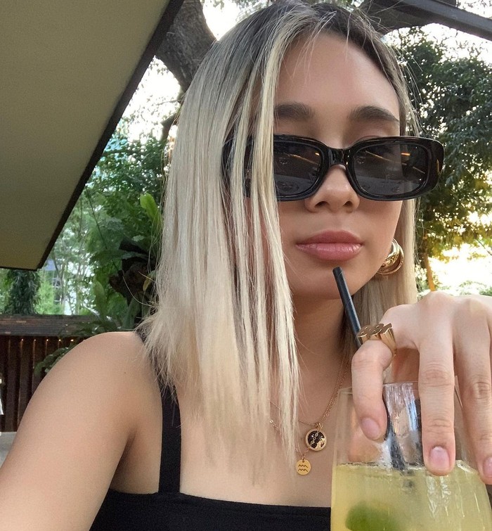 NIKI, Penyanyi Indonesia di AS yang Hobi Pose Cantik Saat Minum