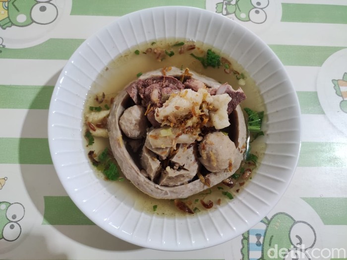 Gokil! Ada Bakso Cumi Raksasa Seberat 1,2 Kilogram
