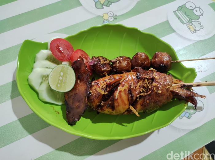 Gokil! Ada Bakso Cumi Raksasa Seberat 1,2 Kilogram