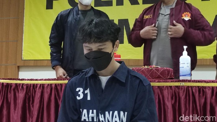 Pria yang Dorong Teman dari Lantai 6 Hotel Kini Berbaju Tahanan