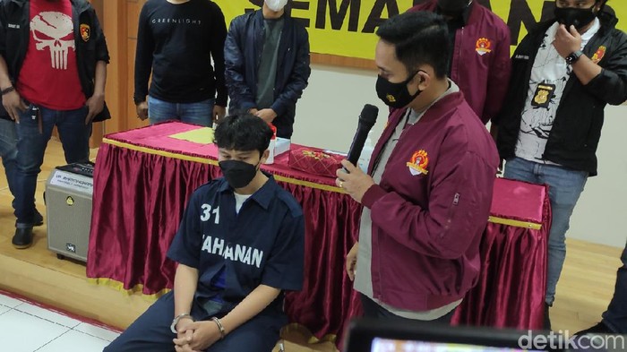 Pria yang Dorong Teman dari Lantai 6 Hotel Kini Berbaju Tahanan