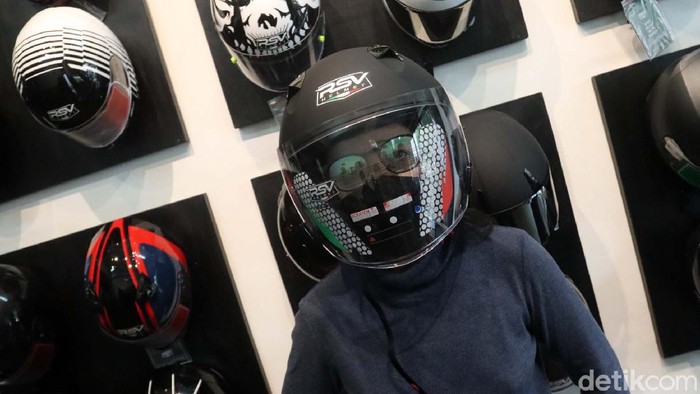 Ini Penampakan Helm RSV yang Pakai Jokowi saat Jajal Sirkuit Mandalika