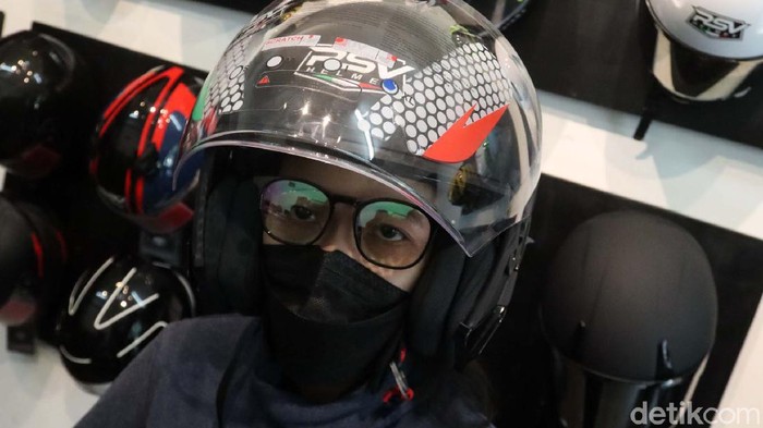 Ini Penampakan Helm RSV yang Pakai Jokowi saat Jajal Sirkuit Mandalika