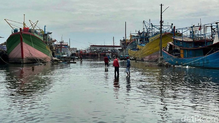 Pelabuhan Ikan Muara Baru Masih Terendam Banjir Rob